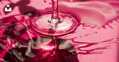 맑은 와인 잔에 담긴 레드 와인 사진 Unsplash의 무료 마시다 이미지