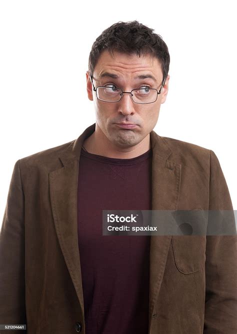 카메라를 향해 미소 짓는 생각에 잠긴 잘생긴 남자의 인물 사진 백인종 남자 남성에 대한 스톡 사진 및 기타 이미지 남성 남자 남자 사업가 Istock