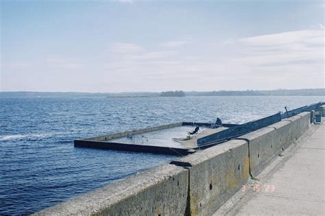 Uma parede de água uma placa que diz mar nela Foto Premium