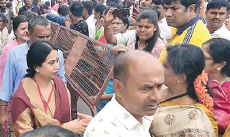 Server Problem Disrupts For Gruha Lakshmi Yojana Application Submission