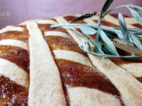 흐린 배경에 부활절 기간 동안 Pastiera 라는 이탈리아 전통 음식의 클로즈업 0명에 대한 스톡 사진 및 기타 이미지 0