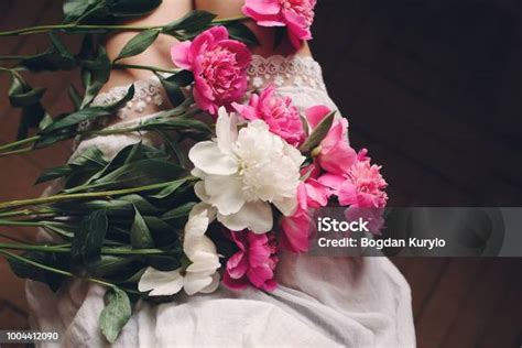 사랑 스러운 핑크 모란 화이트 보헤미안 드레스 상위 뷰 Boho 여자의 다리에 텍스트를 위한 공간입니다 세련 된 Hipster