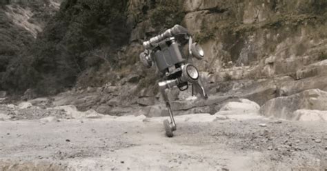 [영상]하다 하다 이런 동작까지…‘깨금발 로봇 등장