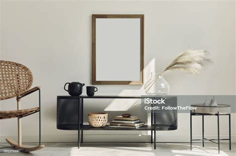 디자인 나무 Commode 모의 포스터 프레임 장식 및 세련된 홈 장식의 개인 액세서리와 현대적인 스칸디나비아 홈 인테리어 템플릿 벽에 대한 스톡 사진 및 기타 이미지