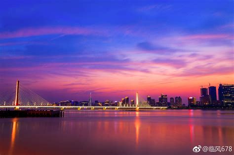 六月杭城，钱塘江之夜。