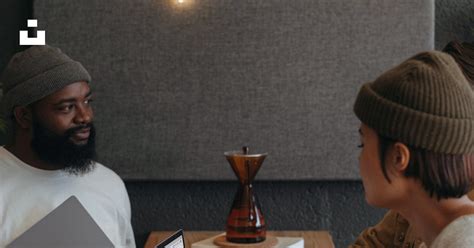 사무실에 앉아 Surface 노트북의 휴일 플래터와 주변 장식을 작업하는 두 명의 동료 사진 Unsplash의 무료 랩톱 이미지