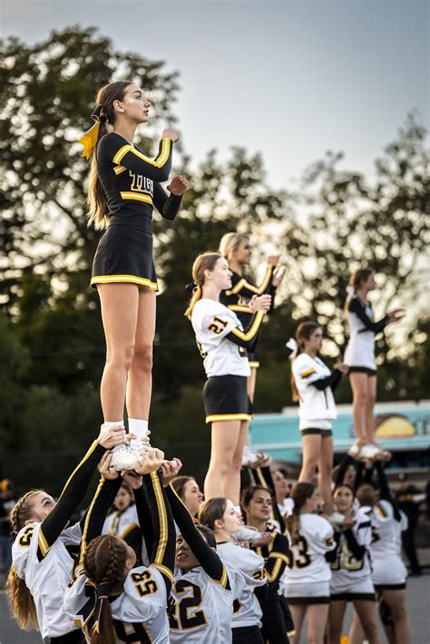 Cheerleaders High School Stunts