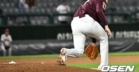 사진 송구동작 중 넘어지는 양현