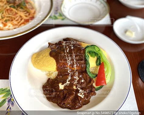 とろとろ卵のオムライス、お肉ごろごろビーフシチューソースの写真・画像素材 Snapmart（スナップマート）