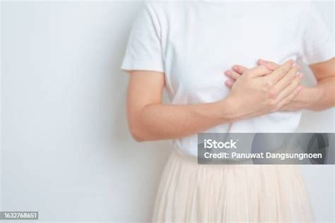 유방 통증이 있는 여성과 신체 가슴을 확인하십시오 핑크 10월 유방암 인식의 달 전국 암 생존자의 달 어머니 세계 암의 날 및