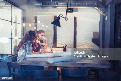 크리에이 티브 영 사무실 동료 디자이너 건축가 디자인 스튜디오에서 함께 회의 중에 이야기 건축가에 대한 스톡 사진 및 기타 이미지 Istock