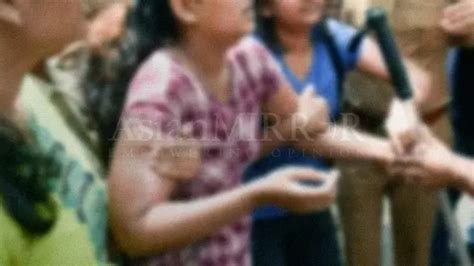 අමුතු ඇසුරේ වෙළුණු ගුරුවරිය හා දෙදරු මව ගෙදර යන්න බෑ කියා හඬා වැටෙයි මහනුවර පොලිසියෙන් ඇහෙන