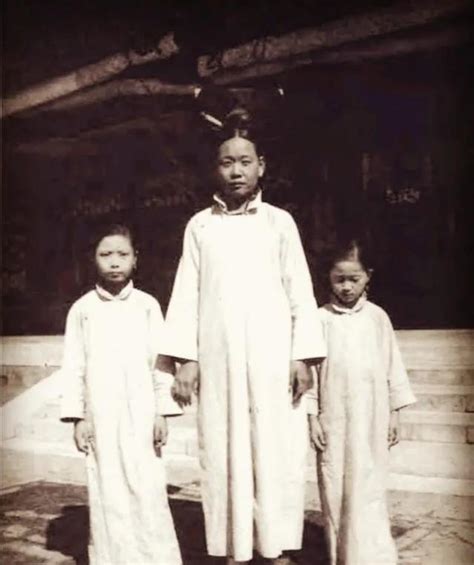 老照片，出宮太監像外星人，李蓮英滿臉膿包，最後是一張慈禧油畫 每日頭條