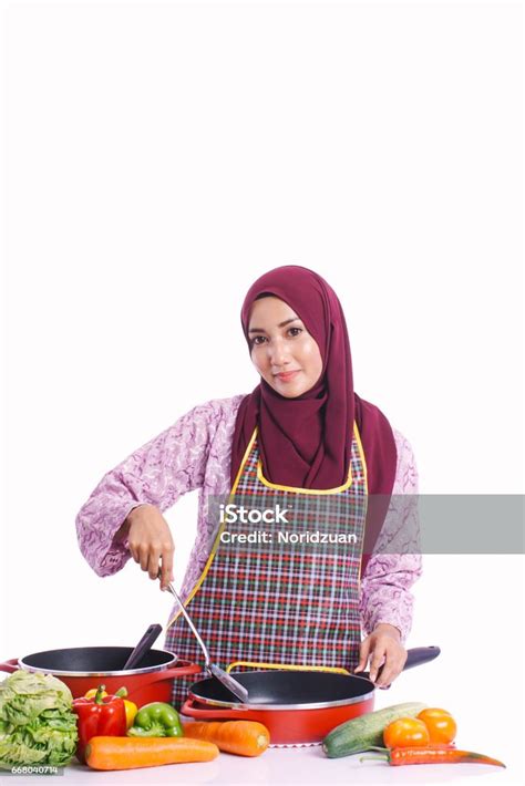 주부 입 식 주방 음식 요리 라이프 스타일 개념흰색 배경에 고립 된 얼굴과 다른 신체 언어와 가족을 위한 요리를 준비 앞치마