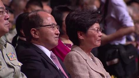 【外交部驻港公署合唱团演唱我和我的祖国】10月2日晚，“香港同胞庆祝中华人民共和国成立70周年文艺晚会”在红磡体育馆举行。外交部驻港公署“外交