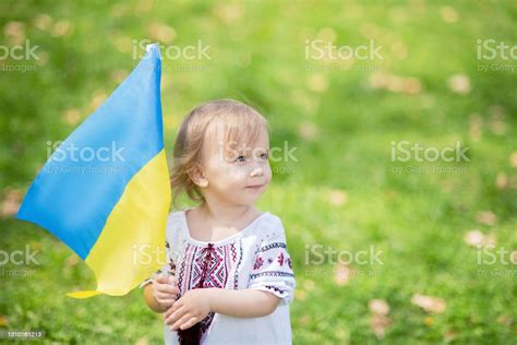 아이는 필드에서 우크라이나의 파란색과 노란색 플래그를 펄럭 이는 운반 우크라이나의 독립 기념일 플래그 데이 헌법의 날
