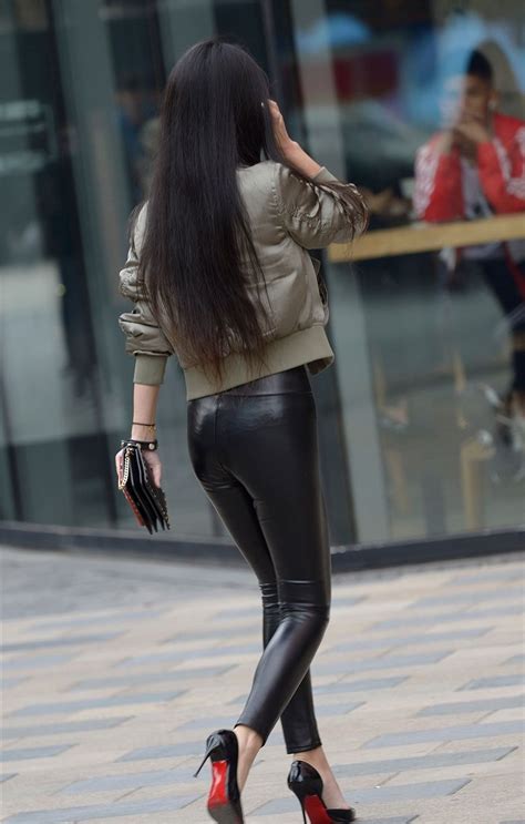 街拍：紧身牛仔裤包裹出极品美臀，美女长腿吸睛