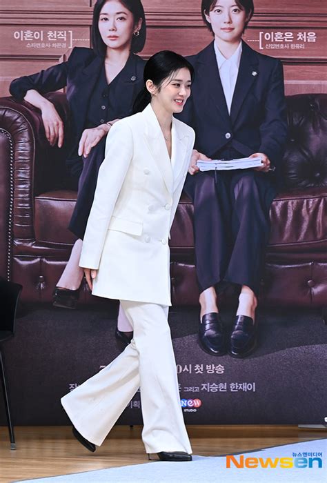 장나라 이혼 전문 변호사의 올 화이트룩 포토엔hd 손에 잡히는 뉴스 눈에 보이는 뉴스 뉴스엔