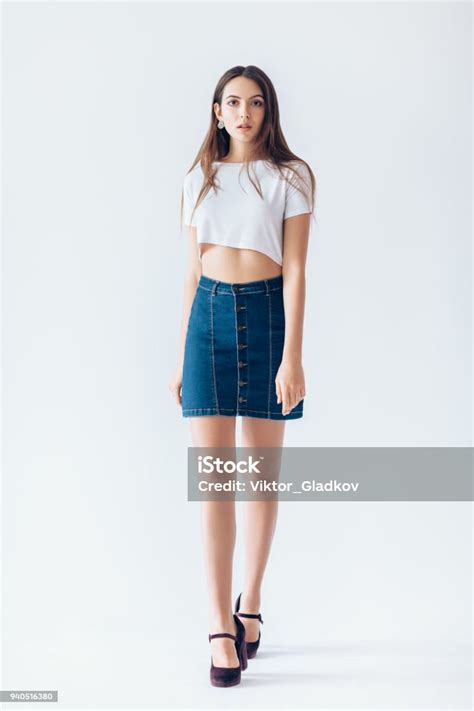 전체 길이 초상화 스튜디오 흰색 배경에서 걷는 아름 다운 소녀 데님에 대한 스톡 사진 및 기타 이미지 데님 치마 걷기
