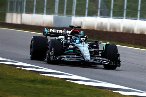 Mercedes aproveita lançamento e já coloca W14 na pista Notícia de