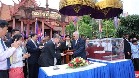 ឈុត គ្រឿង អលង្ការ មាស សម័យ អង្គរ ត្រូវ បាន ដង្ហែ ពី អង់គ្លេស មក តម្កល់ នៅ សារមន្ទីរ ជាតិ ភ្នំពេញ