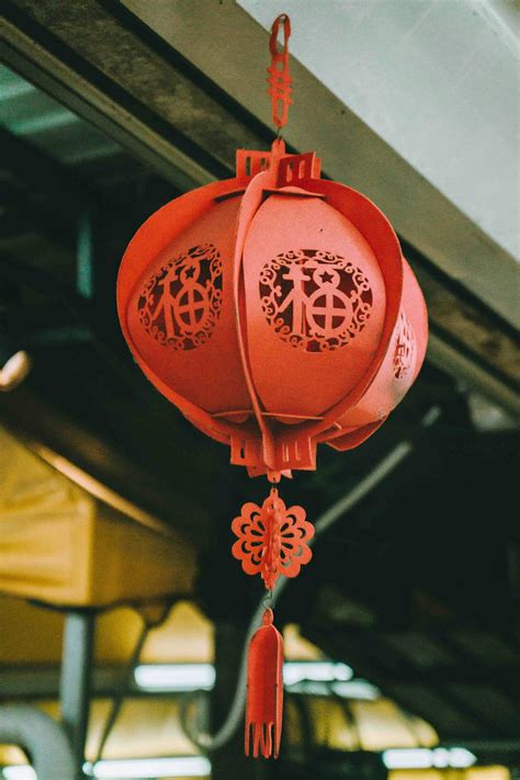 매달려있는 랜턴 Odrzucaj Tradycyjne 가벼운 거리 장식 단순한 우아함 도시 문화 도시 장식 도시의 도시의 삶 동양 장식 둥근 랜턴 랜턴