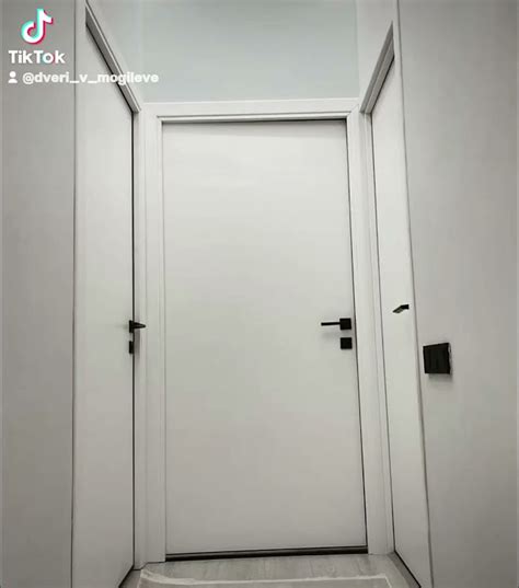 Межкомнатные двери белые без пустот и бумаги с чёрной алюминиевой кромкой по полотну Установка