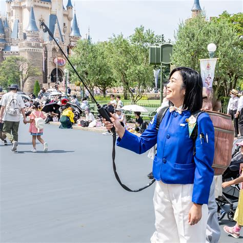 樽を背負ったキャストのクールミスト演出！東京ディズニーリゾート｢びしょ濡れタイム｣ ディズニーアンテナ