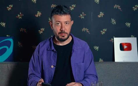 Создать мем мужчина дизайнер артемий лебедев парень с розовыми