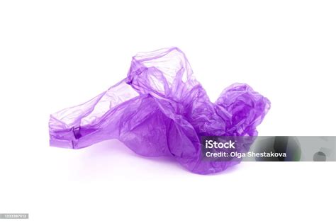 白い背景に使用済みの紫色のプラスチック製の使い捨て袋のクローズアップ ビニール袋のストックフォトや画像を多数ご用意 ビニール袋 白