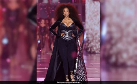 19 Years Later Tyra Banks Makes A Runway Comeback In Sparkling Black