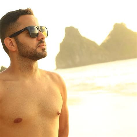 Gabriel Simões Gasimoes • Threads Say More