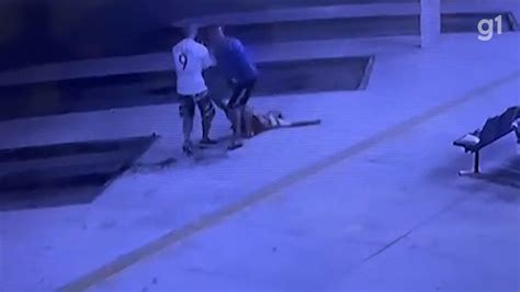 Vídeo VÍdeo Mostra Homem Sendo Arrastado E Espancado Por Dupla Antes
