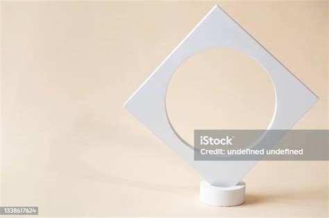 베이지 색 배경에 흰색 연단 템플릿 프리젠 테이션 제품을 조롱 파스텔 색상은 기하학적 형태로 구성을 스타일화했습니다 최소한의 개념 제품 모형 Fashion Show에 대한