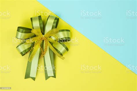 달콤한 파스텔에 장식 녹색 리본 활 종이 배경 질감 컬러 복사 공간 위에서 보기 추가 텍스트 축제 또는 프로 모션 및 특별 한 날 개념에 대 한 템플릿 개성 개념에 대한