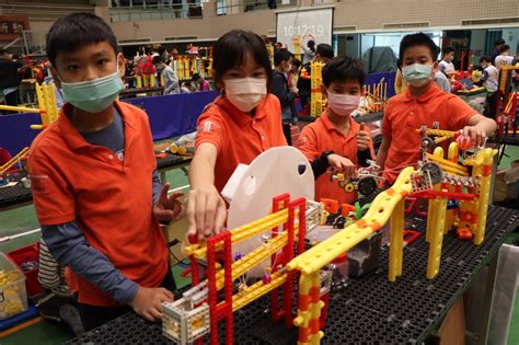 漾新聞高雄市科技積木創意競賽中正高中登場 用積木拼出永續目標挑戰創新的樂趣 鳳甲國中包辦前三名與二個佳作