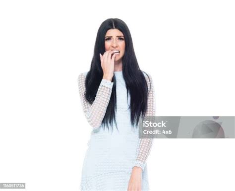 파란색 드레스와 흰색 배경에 매력적인 키가 큰 여자 걱정 20 29세에 대한 스톡 사진 및 기타 이미지 20 29세 25