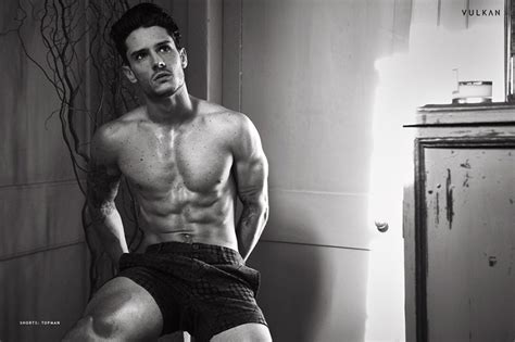 Diego Barrueco Posa Desnudo En Una Sesión De Fotos Shangay
