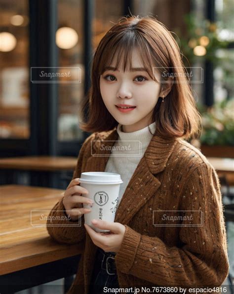 カフェでコーヒーを飲む女性の写真・画像素材 7673860 Snapmart（スナップマート）