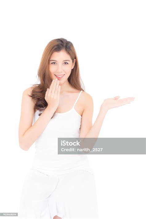 흰색 배경 뷰티 개념에 고립 된 손에 뭔가 빈 복사본 공간을 제시 하는 건강 한 깨끗 한 피부와 함께 보여주는 아시아 아름 다운 젊은 여자의 초상화 건강관리와 의술에 대한