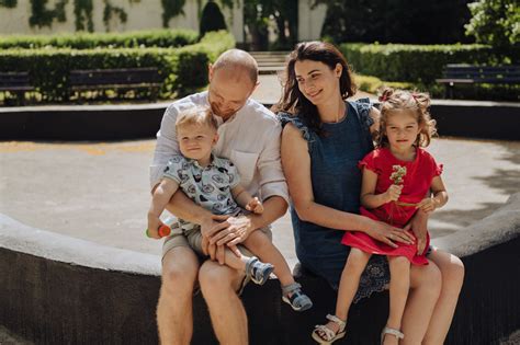 Sesjawparkubrochówwrocławrodzinazdjęciafontannarodzeństwo