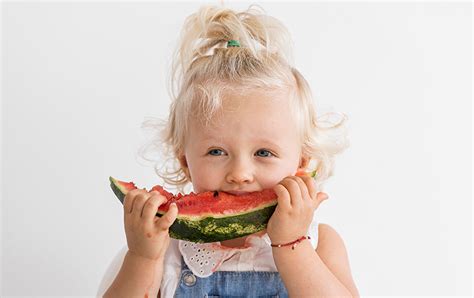 Como incentivar as crianças a comerem mais frutas