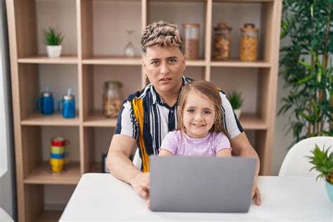 Padre E Hija Padre E Hija Con Laptop Sentados En La Mesa En Casa Foto