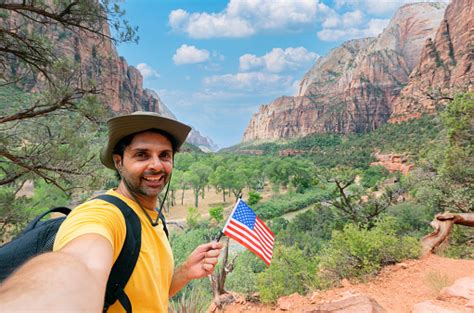 미국에서 여름 휴가를 즐기는 잘 생긴 젊은 관광객 시온 자연 공원에서 셀카를 찍는 웃는 남자와 여행 라이프 스타일 개념 관광 휴가 개념 개념에 대한 스톡 사진 및 기타