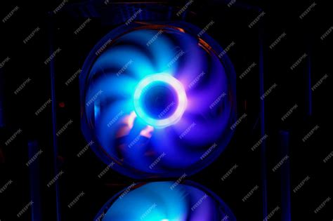 다채로운 밝은 무지개 Led Rgb Pc 팬 에어 케이스 쿨러 컴퓨터 섀시 게임 모딩 기술 개념 및 It 배경 프리미엄 사진
