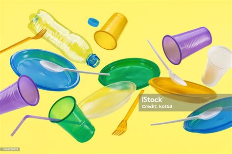 노란색 배경에 여러 가지 색상의 플라스틱기구를 날리고 있습니다 개체 그룹에 대한 스톡 사진 및 기타 이미지 개체 그룹 깨끗한 날기 Istock