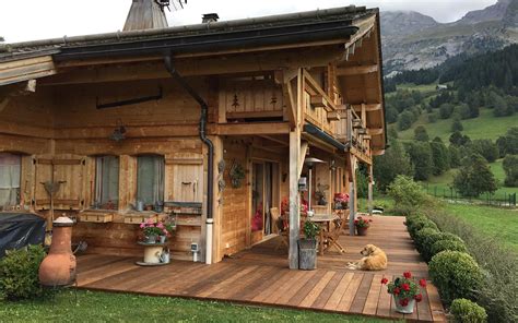 Une Terrasse En Bois à Lesprit Chalet Id Terrasse Bois