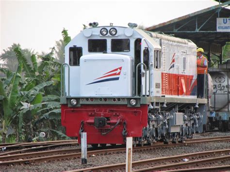 Kereta Api Indonesia Lokomotif Cc201 Melangsir Gerbong Di Dipo Ketel