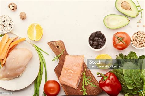저탄수화물 식사 계획 닭고기 훈제 연어 야채 및 과일 견과류 채소 병아리콩 콩 복사 공간 음식에 대한 스톡 사진 및 기타 이미지