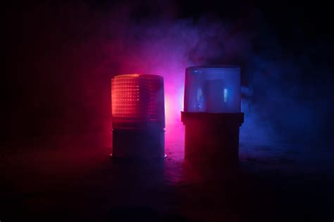 경찰 차 파란색과 빨간색 둥근 빈티지 사이렌 어두운 어둠 속에서 복고풍 스타일의 경찰 사이렌을 회전 감시에 대한 스톡 사진 및 기타 이미지 Istock